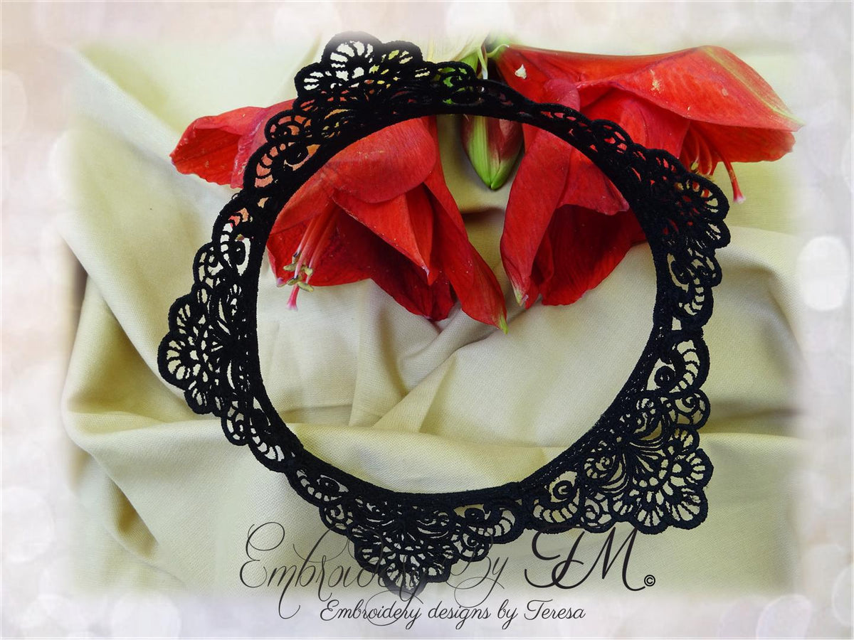 Black crown FSL / 4x4 hoop – Embroidery by TM - designs by Teresa