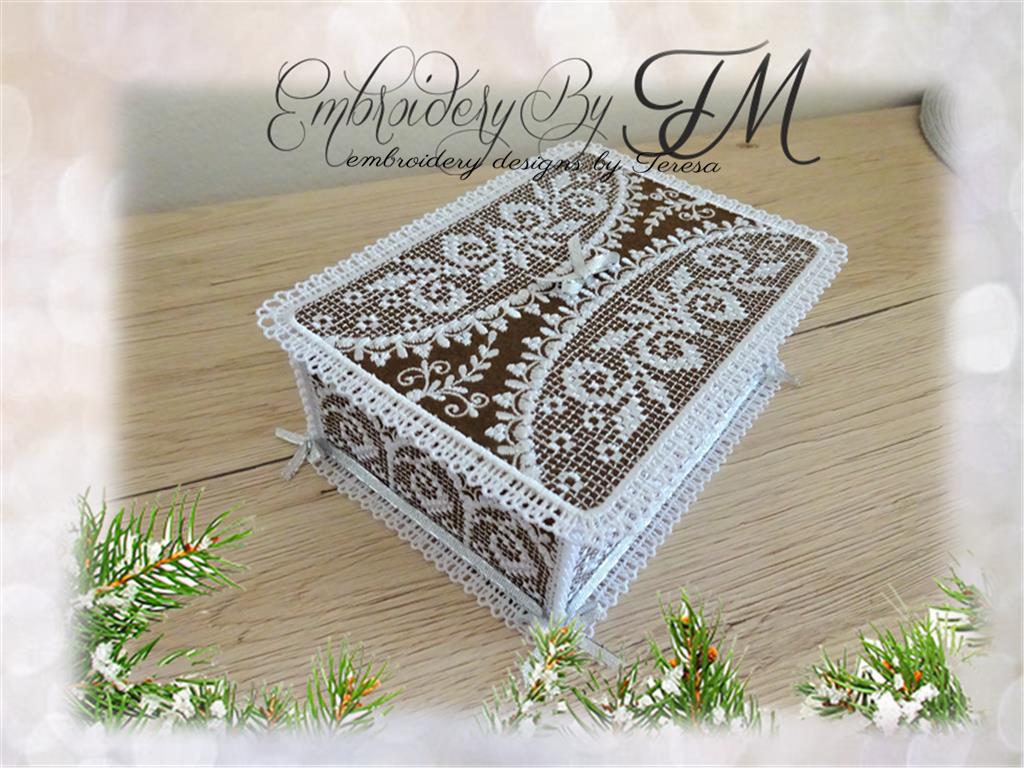 Gingerbread box / 5x7 hoop – Embroidery by TM - designs by Teresa