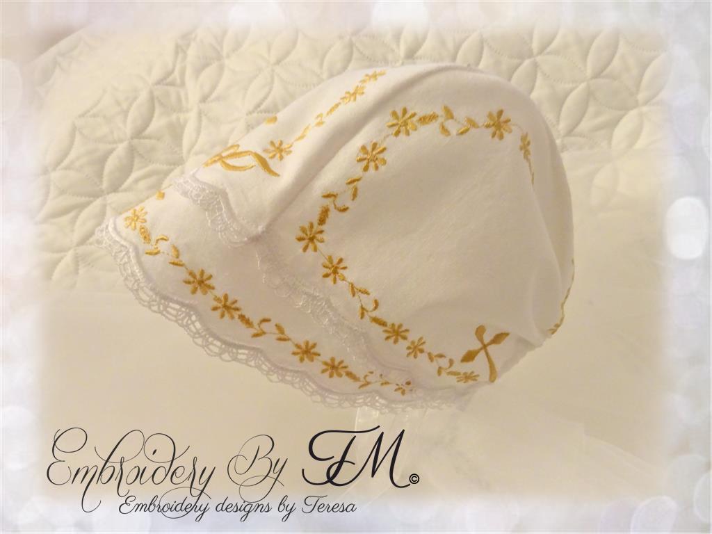 Baby bonnet – Embroidery by TM - designs by Teresa